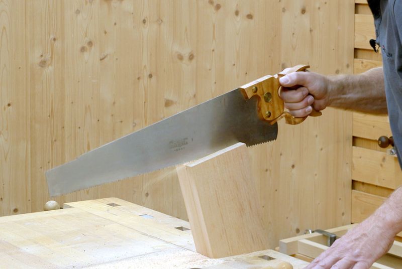 Rip solid wood lengthwise by hand